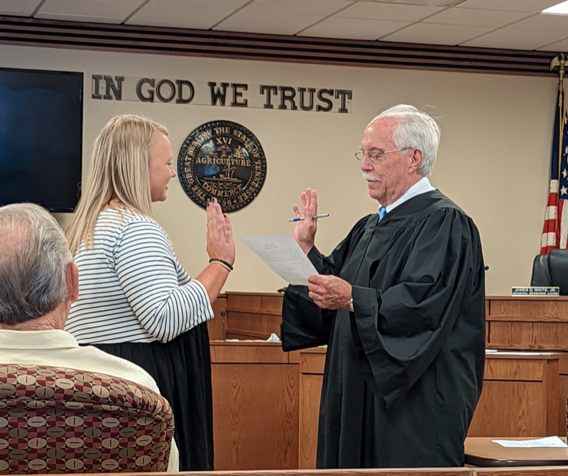Officials sworn in - Dale Hollow Horizon